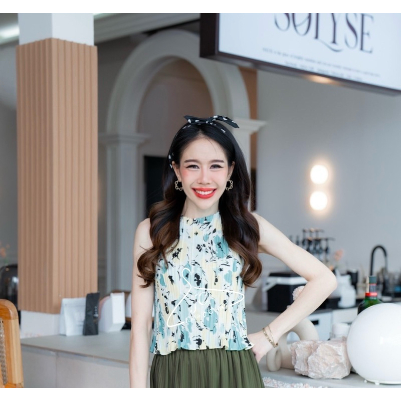 Jubbie&Chrissie : เสื้อพลีทครอปอัดพลีทลายดอกไม้ (คอกลม) K | Shopee Thailand