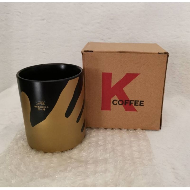 (พร้อมส่ง)แก้วรูปมือหวังอี้ป๋อ พร้อมลายเซ็นต์ จาก KCOFFEE | Shopee Thailand