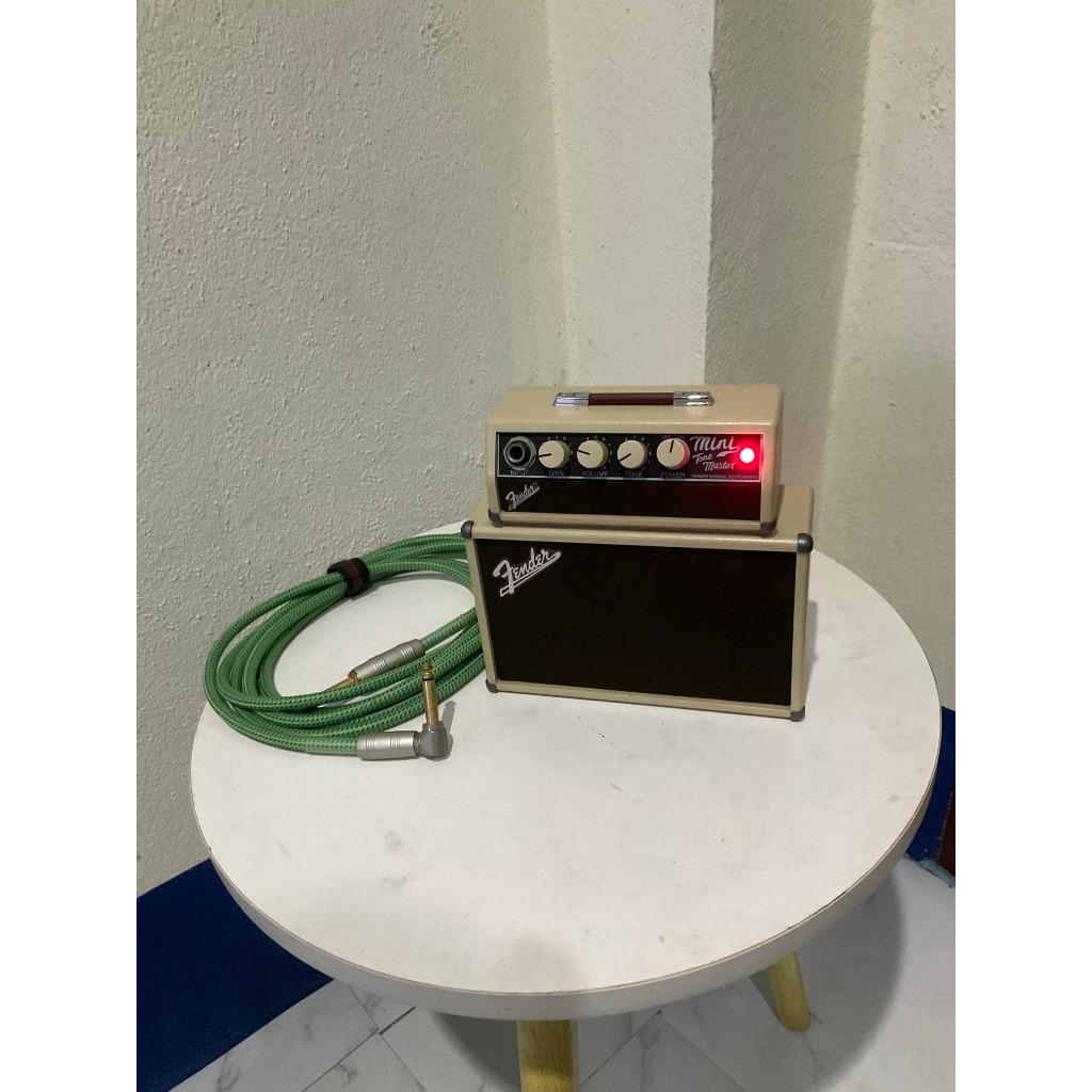 Fender mini tone master แอมป์จิ๋วใช้ถ่านสภาพดีมาก แถมสายให้ฟรีครับ ...