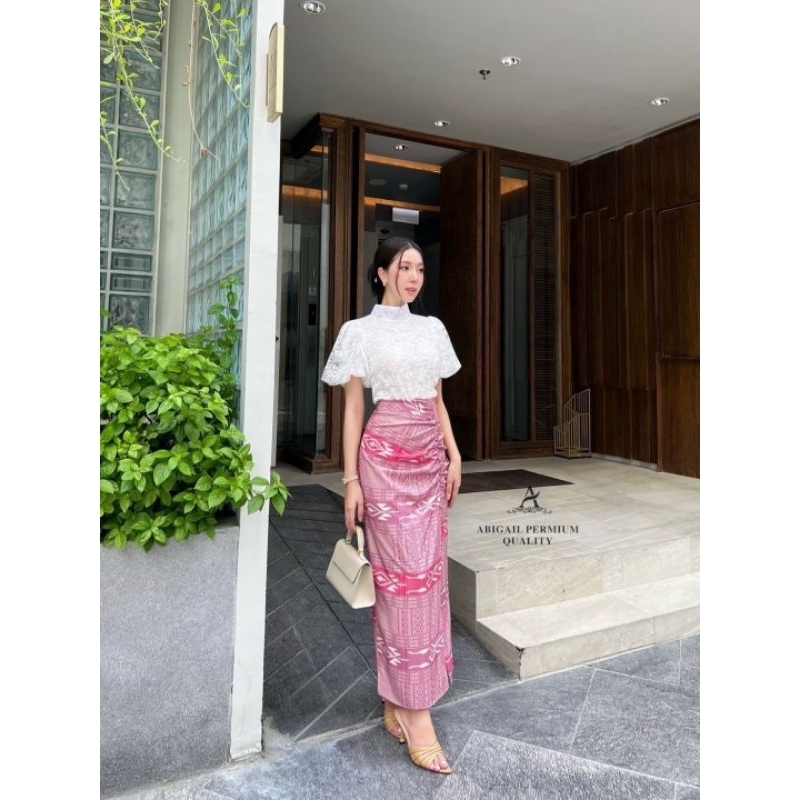 Nuchi Style ชุดไทยเสื้อลูกไม้สีขาว+ผ้าถุงลายไทย ใส่ไปทำบุญ Abigail ...