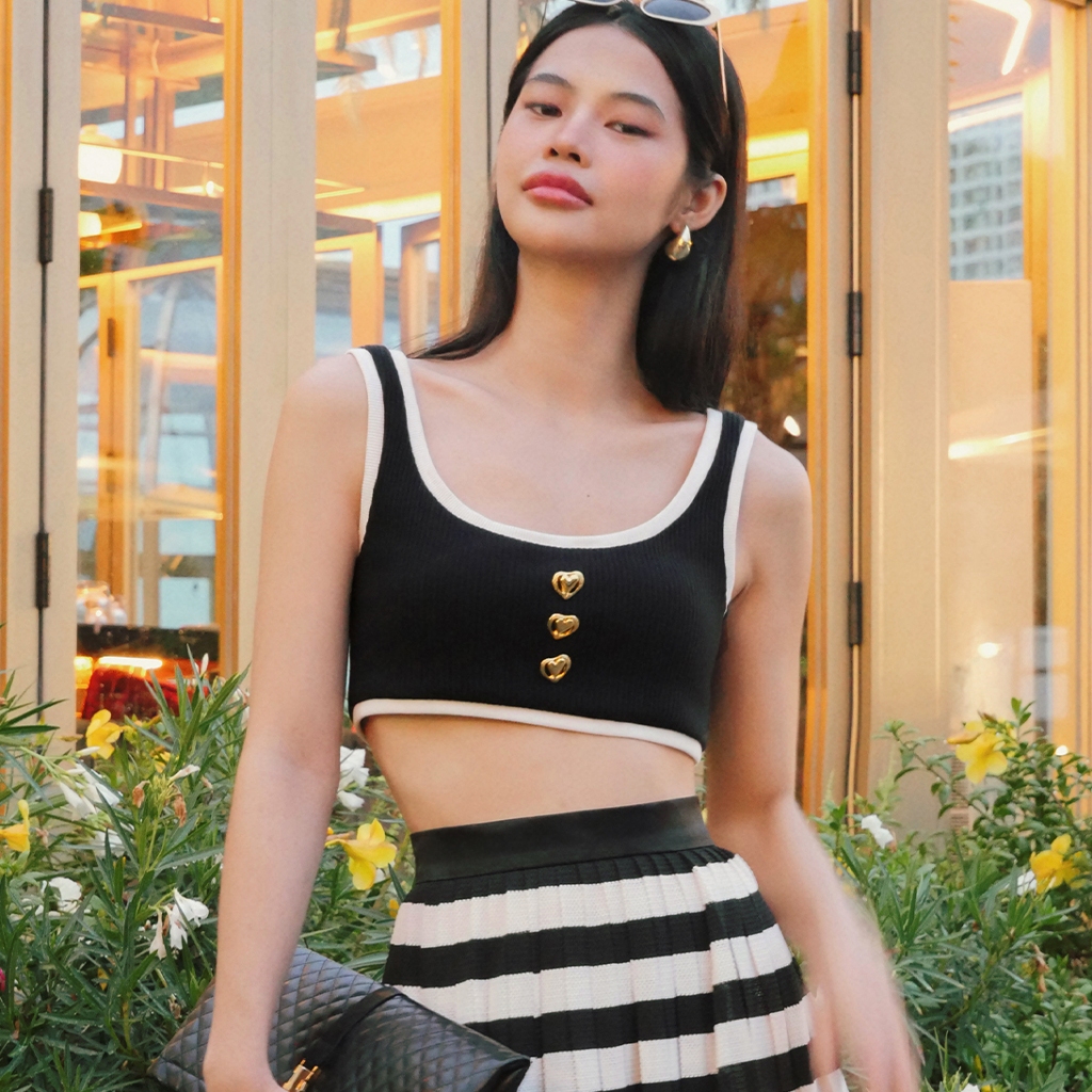 LUCA STUDIO_Shelley crop top - เสื้อครอป แขนกุดผ้ายืดร่อง เนื้อผ้าคอตต้อน ตัดต่อสีขาวดำ ตกแต่ง ...