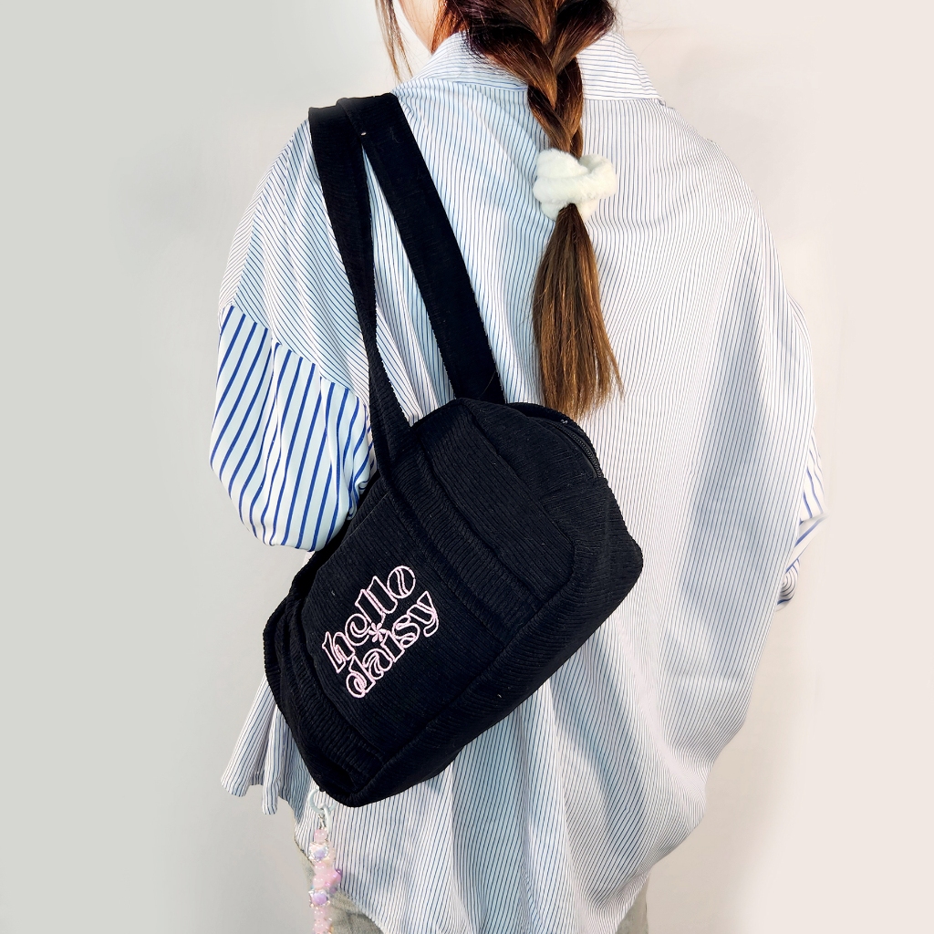 Hello Daisy [แบรนด์ไทย] กระเป๋าผ้าลูกฟูก สายสะพายยาว ปักโลโก้กระเป๋า ...