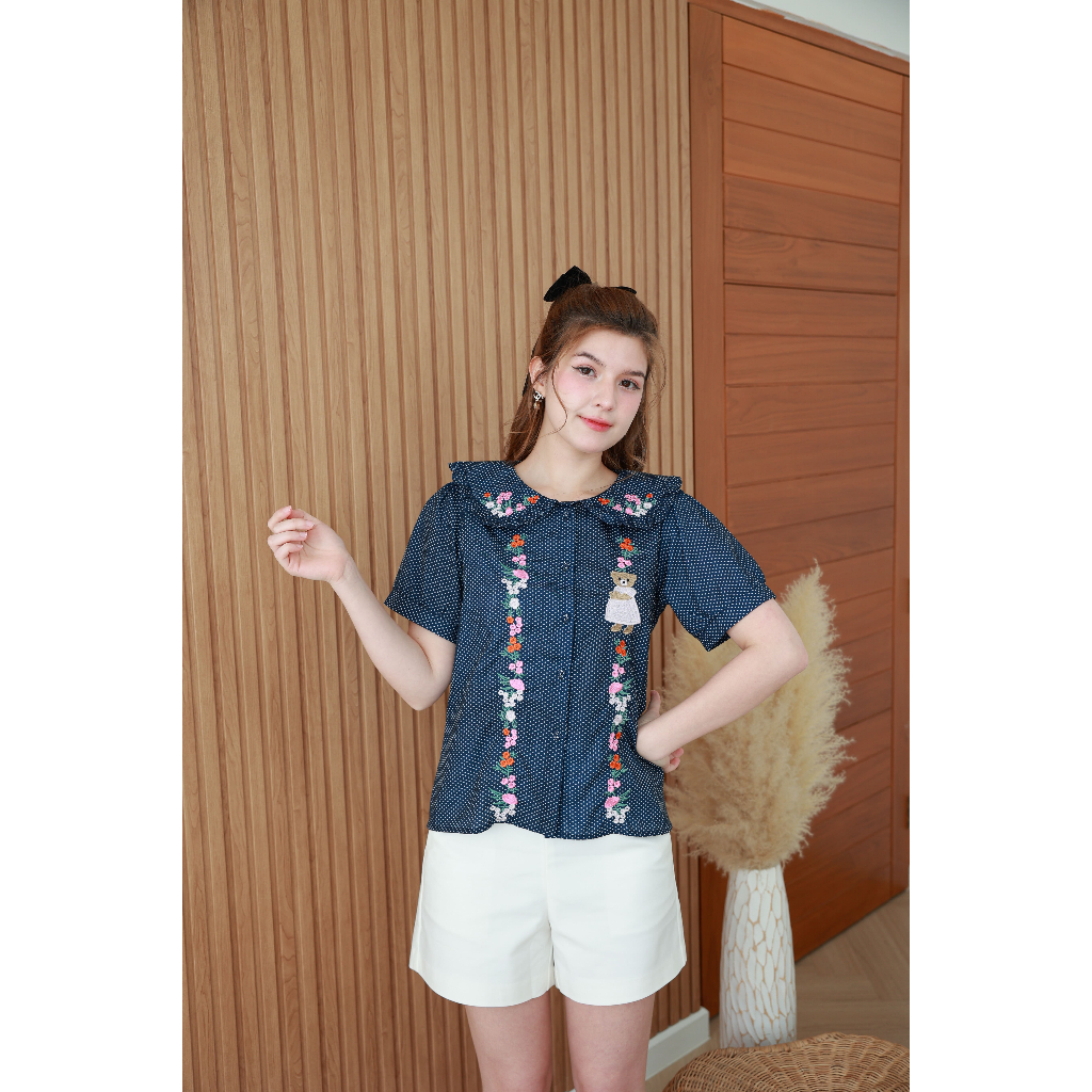 เสื้อลายจุด สีกรมปักลายดอกไม้ กระดุมหน้าใช้งานได้จริง K167 | Shopee Thailand