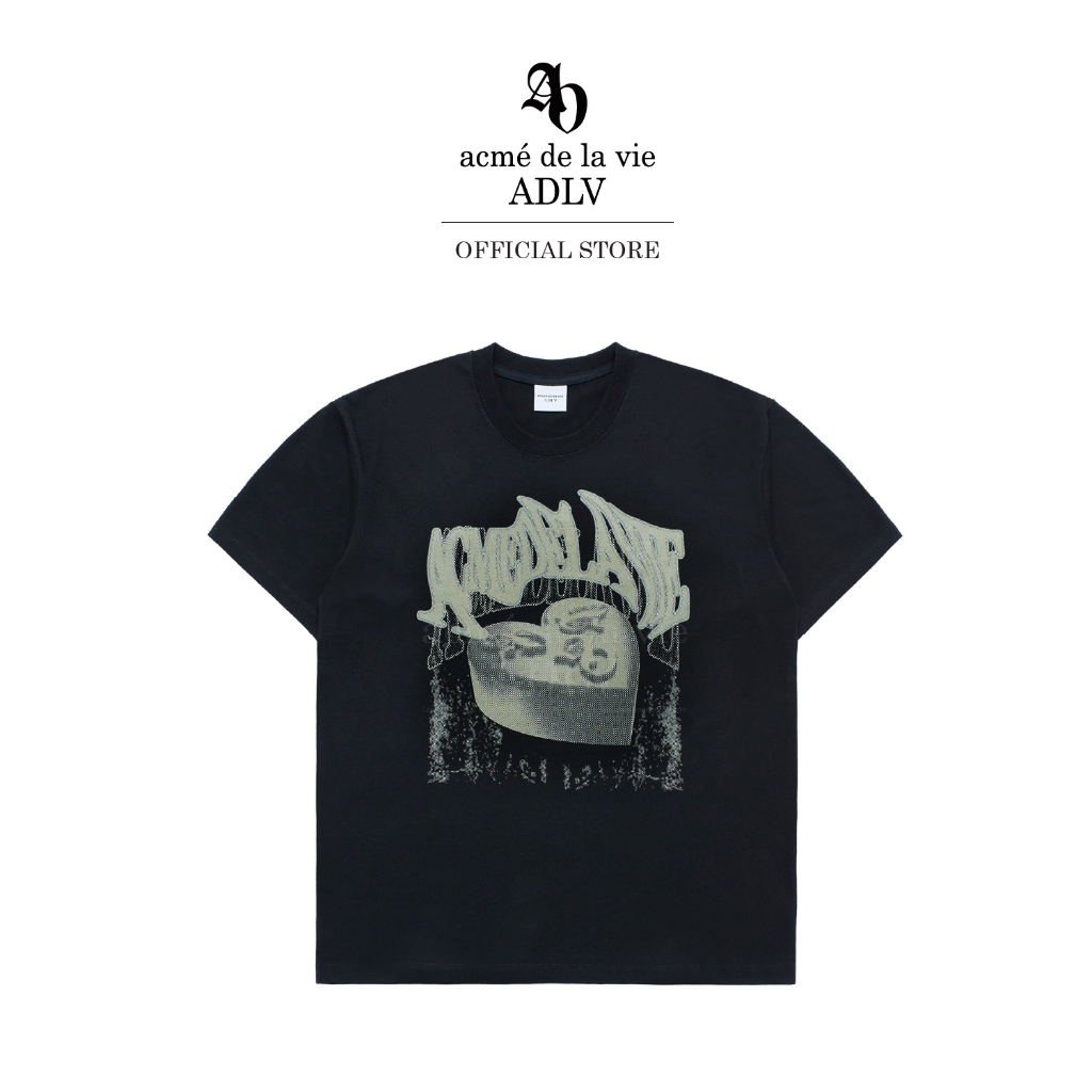 ADLV [acme de la vie] เสื้อยืด Oversize รุ่น Metal Symbol Cake Artwork ...
