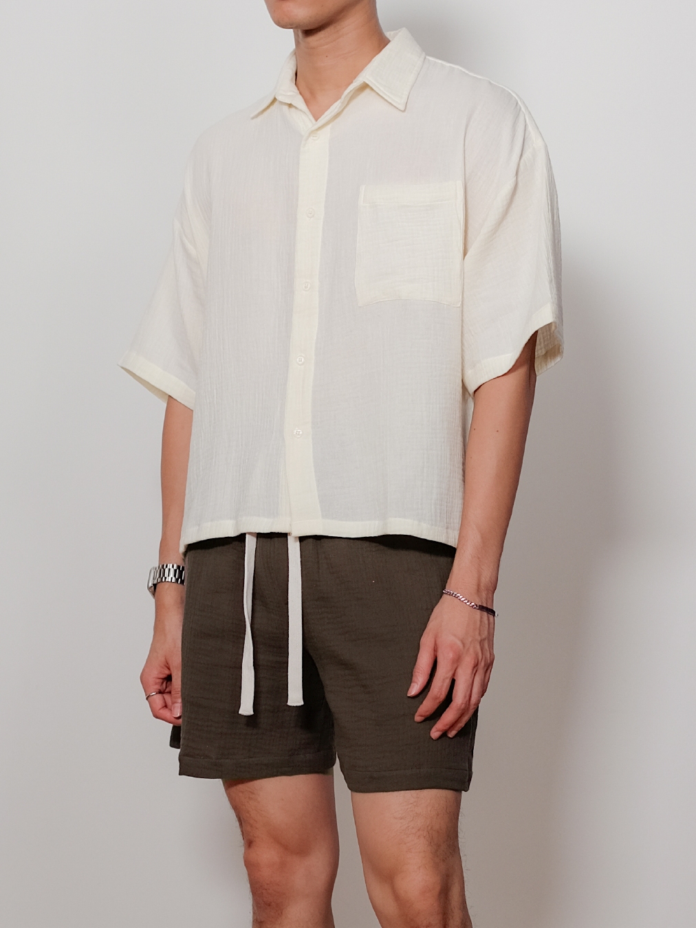 Fine Texture-Cropped Shirt in Light Beige | เสื้อเชิ้ตแขนสั้น ทรงครอป ...