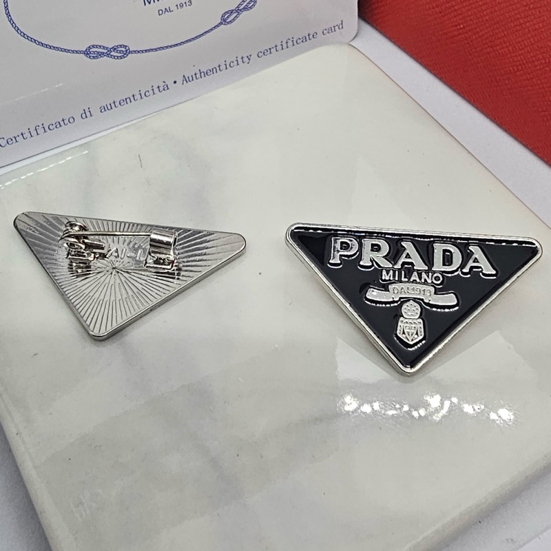 พร้อมส่งในไทย Prada Logo Brooch เข็มกลัดปราด้า กลัดสูท โลโก้ปราด้า งาน ...