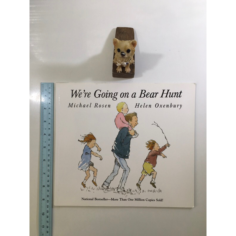We're going on a bear hunt By Michael Rosen (เนื้อหาเดียวกัน ต่างแค่หน้าปกค่ะ) หนังสือภาษาอังกฤษ ...