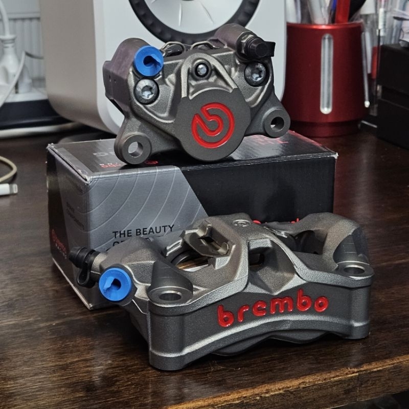 Brembo set Stylemaเทาซ้าย+ปักข้างเทาแดง ผ้าแท้ | Shopee Thailand