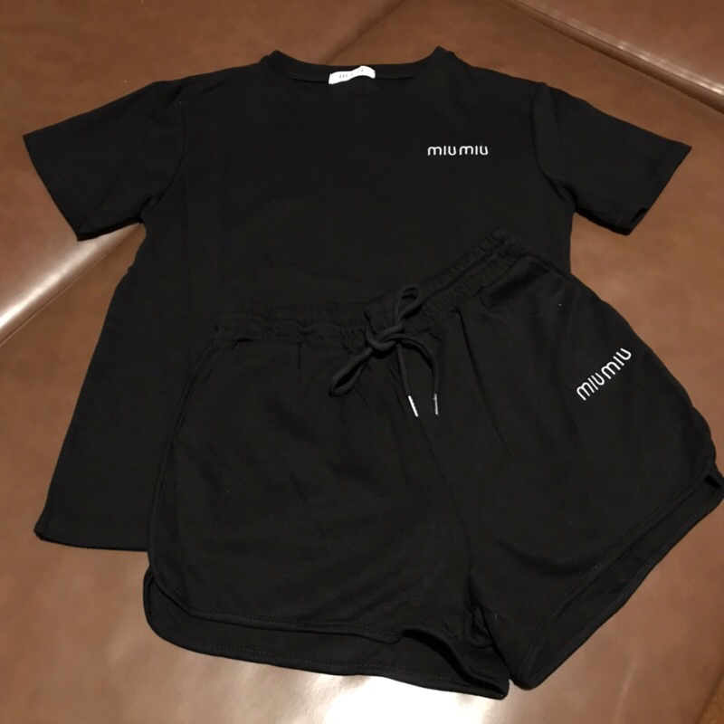 Set miumiu (มือ1 ) เสื้อแขนสั้น มาพร้อมกางเกงขาสั้น ดีเทลปัก miumiu ...
