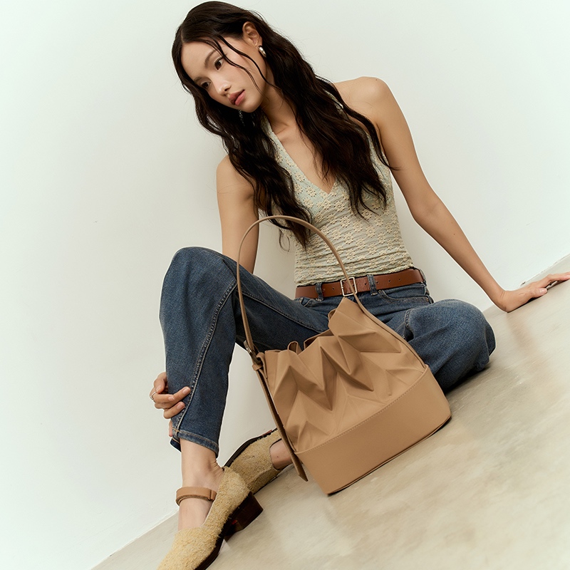 Pavi Studio - W buckle กระเป๋าผ้าอัดพลีทลาย W สายหนังแท้ มี 6 สี | Shopee Thailand