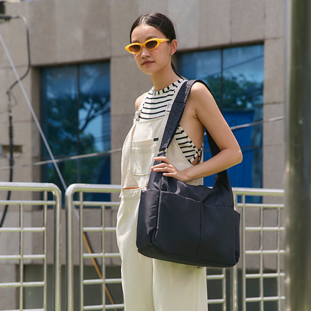 AL&CO | Nola in Black กระเป๋าสะพายไนลอนใบใหญ่ สีดำ | Shopee Thailand
