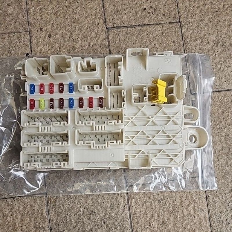 กล่องฟิวส์ในห้องโดยสาร Toyota Vigo Fortuner รหัส R2 Innova สินค้าใหม่ ...