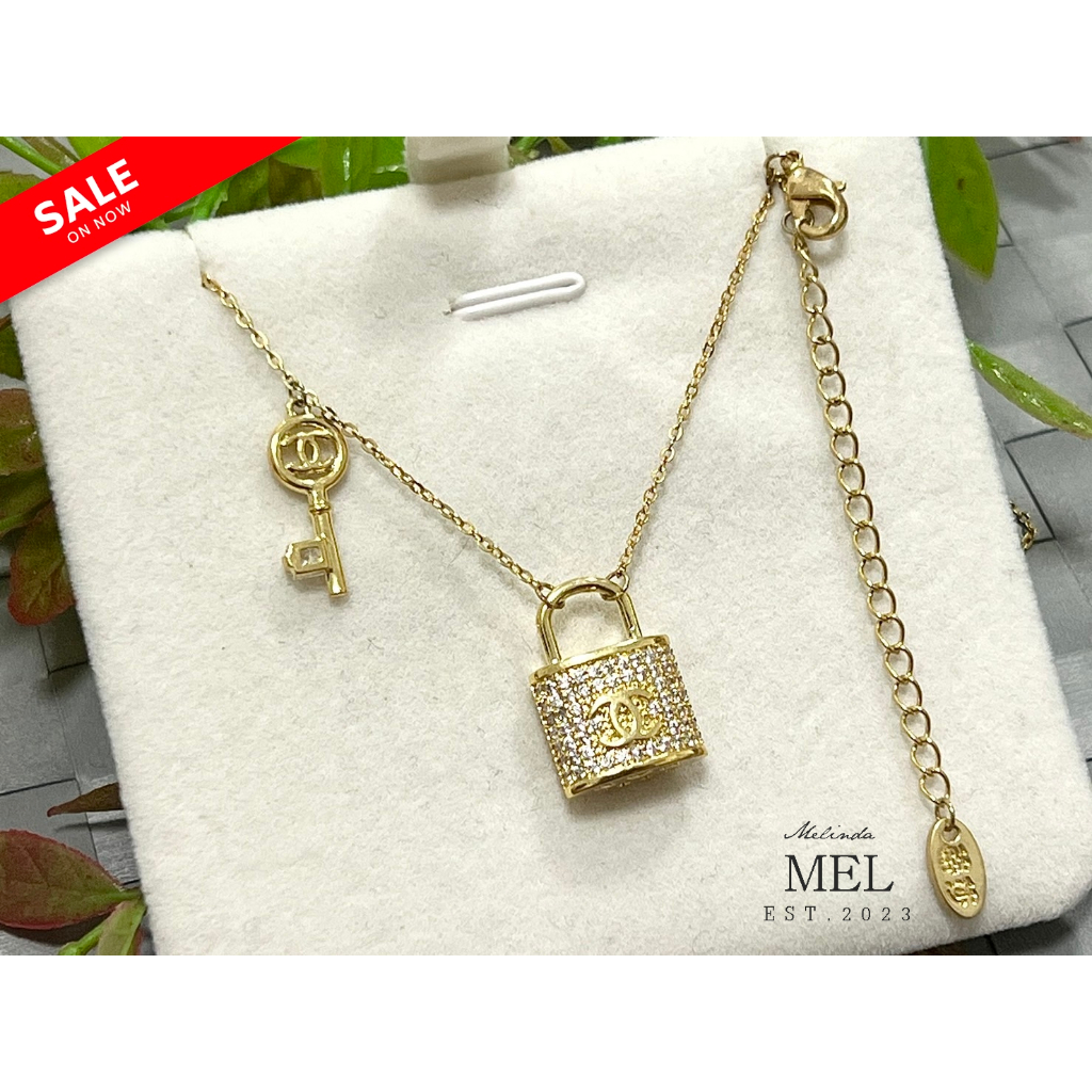 MN-007 สร้อยคอแฟชั่นโลหะชุปสีทอง พร้อมจี้รูปกุญแจ และแม่กุญแจ แต่งเพชรและตัวอักษรตัว C ยาว 16 ...