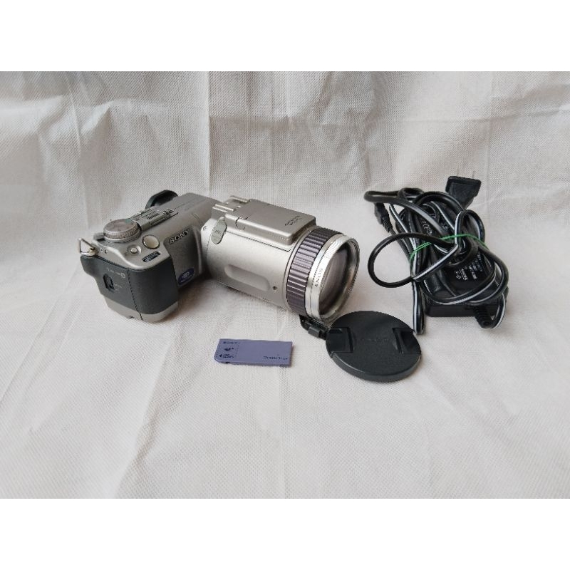 กล้องดิจิตอล sony dsc-F707(ไม่มีแบต) เทสแล้วใช้งานได้ จอสวย เลนส์มีฝุ่นนิดหน่อย ตำหนิแฟรซไม่ออก ...