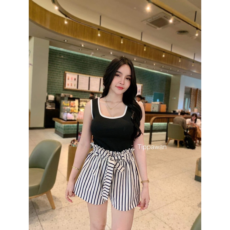 Tippawan Setขาสั้นกางเกงทรงขนมจีบผูกโบว์ในตำนาน จับคู่กับเสื้อก้ามตัดขอบทูโทน สวยไปอีก ลงตัวมากๆ ...