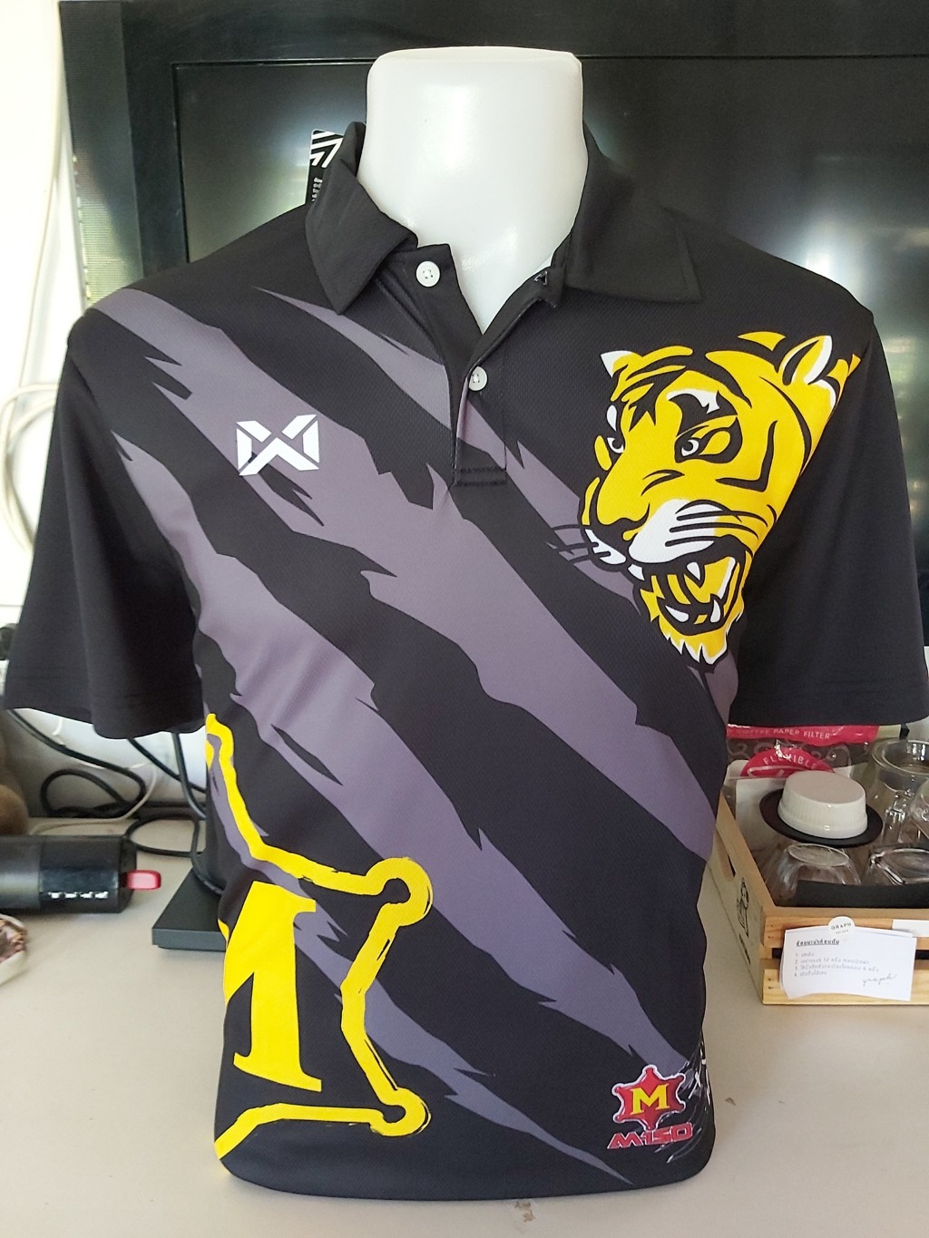 สินค้าพร้อมจัดส่ง เสื้อเอ็ม 150 เสื้อยืดฟุตบอลคอปกสีน้ำเงิน - เหลือง WARRIX M150 แท้ พรีเมี่ยม ...