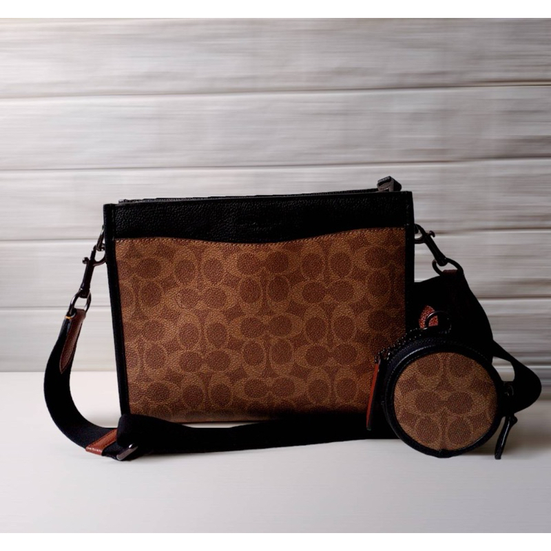 Coach กระเป๋าสะพายข้างรุ่น Hitch Convertible Crossbody With Hybrid ...