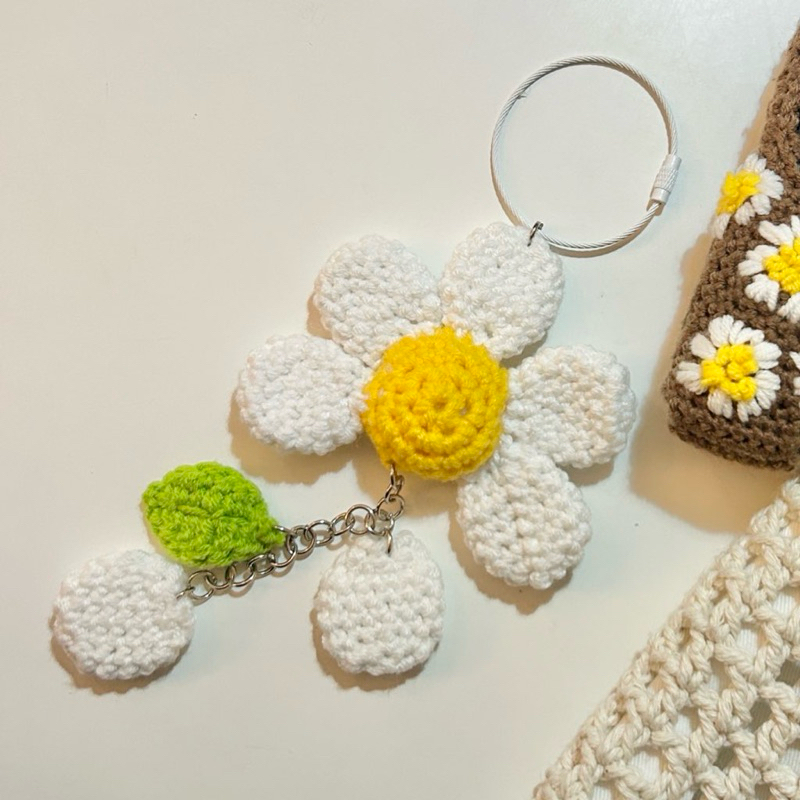 daisy flow keychain 🌼 : พวงกุญแจดอกเดซี่ใบห้อย | Shopee Thailand