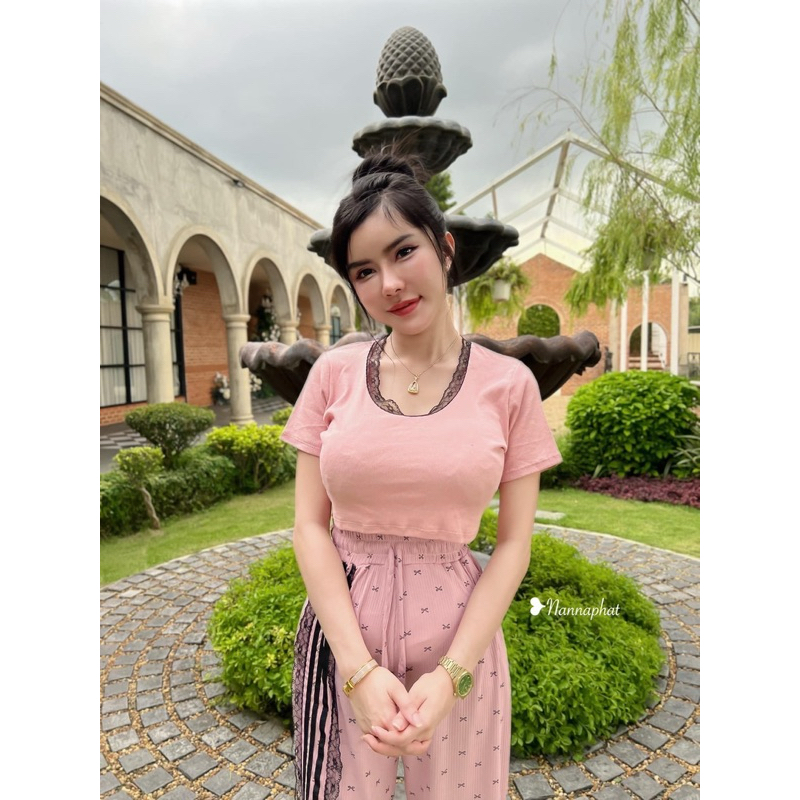 Nannaphat Set เสื้อยืดคอป สีชมพู ใส่สบาย ไม่ร้อน แต่งลูกไม้เก๋ๆ มาพร้อมกับ กางเกงขายาวทรงสวย ...