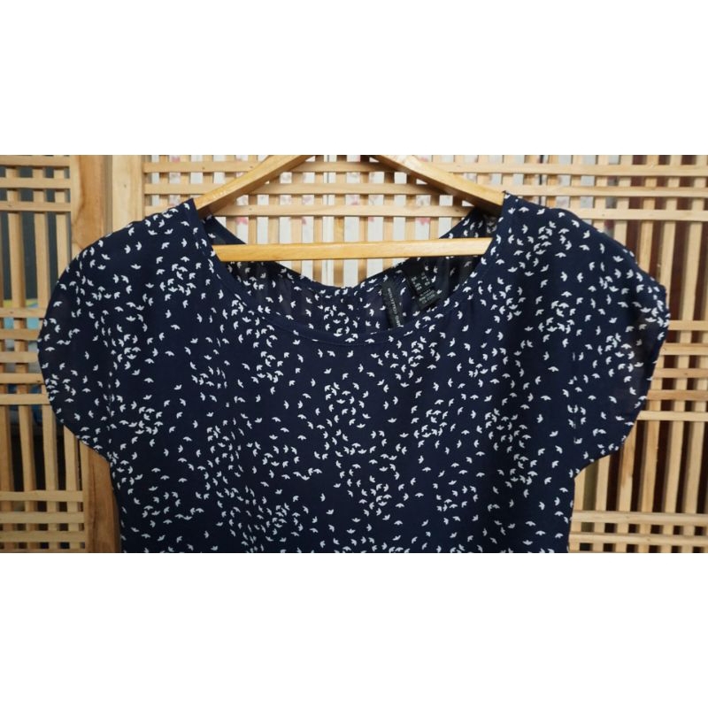 เสื้อคอปาด MNG COLLECTION ไซด์ XS สีกรมท่าลายนก กระดุมหลัง | Shopee ...