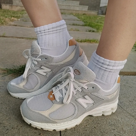 New Balance NB 2002R สีเทาอ่อน รองเท้าผ้าใบ ของแท้ 100 % | Shopee Thailand