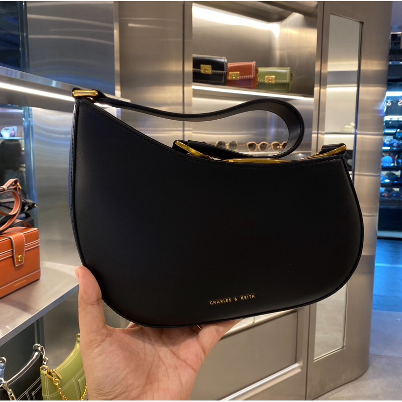 กระเป๋า Charles & Keith รุ่น Asymmetrical Shoulder Bag : CK2-20160105 ...