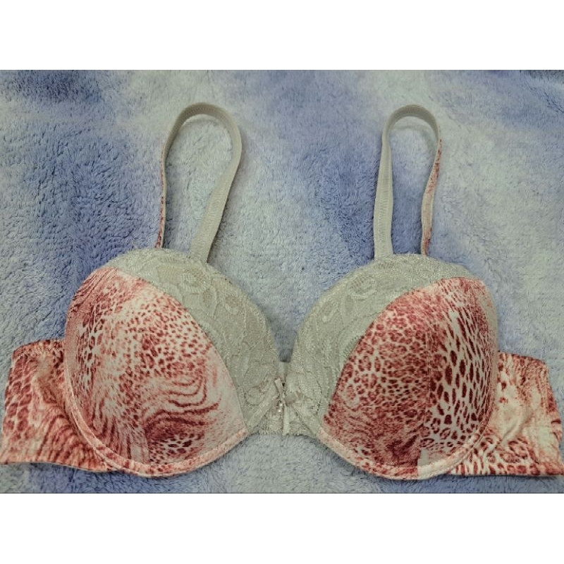 Triumph เสื้อชั้นใน ขนาด B75 มีโครง มีฟองดันฐาน งานมือสอง (ตำหนิ ป้ายจาง+ตะขอถลอก) | Shopee Thailand