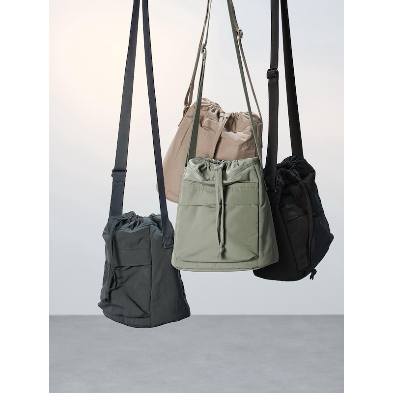 กระเป๋า Uniqlo 2 Way Utility และ สะพายไหล่ คอลเล็กชั่นใหม่ Uniqlo C ออก ...