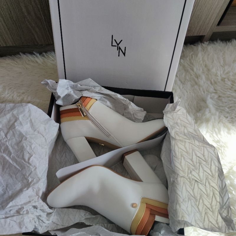 รองเท้าส้นสูง สีขาว ส้นตึก Lyn Shoes สูง 3.5 นิ้ว (ลองใส่เดินในบ้าน ...