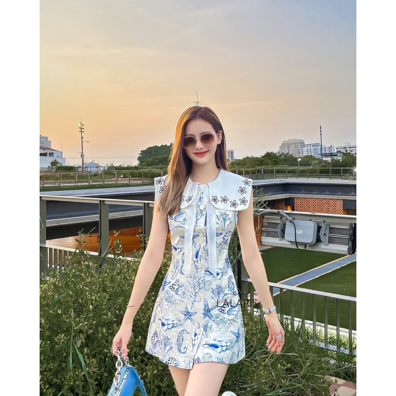 LALAPIS เดรสมินิมอล ผ้าพิมห์ลายคมๆชัดๆ คอปกปักลายดอกไม้รอบคอ และยังมี ...