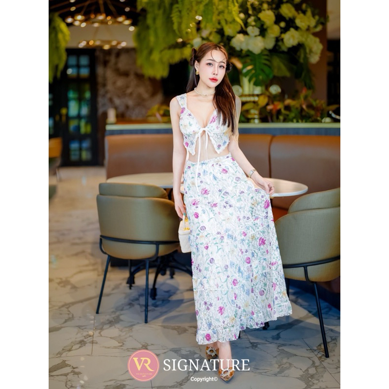 vora Set เสื้อสายเดี่ยวตัวสั้น ผูกโบว์ด้านหน้า ผ่าด้านหน้าแอบเซ็กซี่เบาๆ มาพร้อมกระโปรงยาวเข้า ...