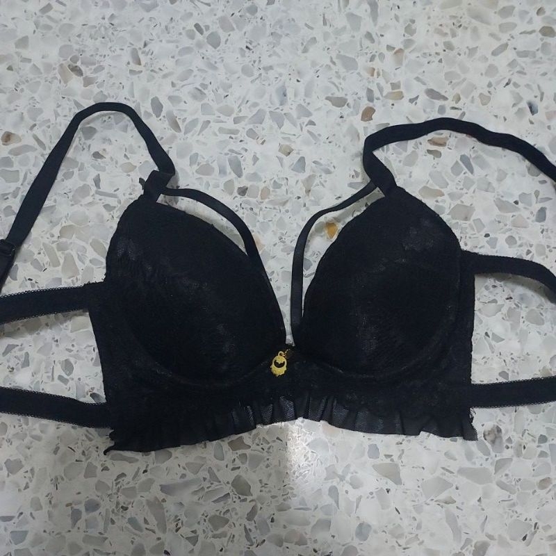 เสื้อชั้นในมือ 2 สีดำ 32/70A (ใหม่มาก ผ้านิ่มสบายหน้าอก ผ้าดีสุดๆ) ของแม่ค้าเองส่งต่อค่ะ ...