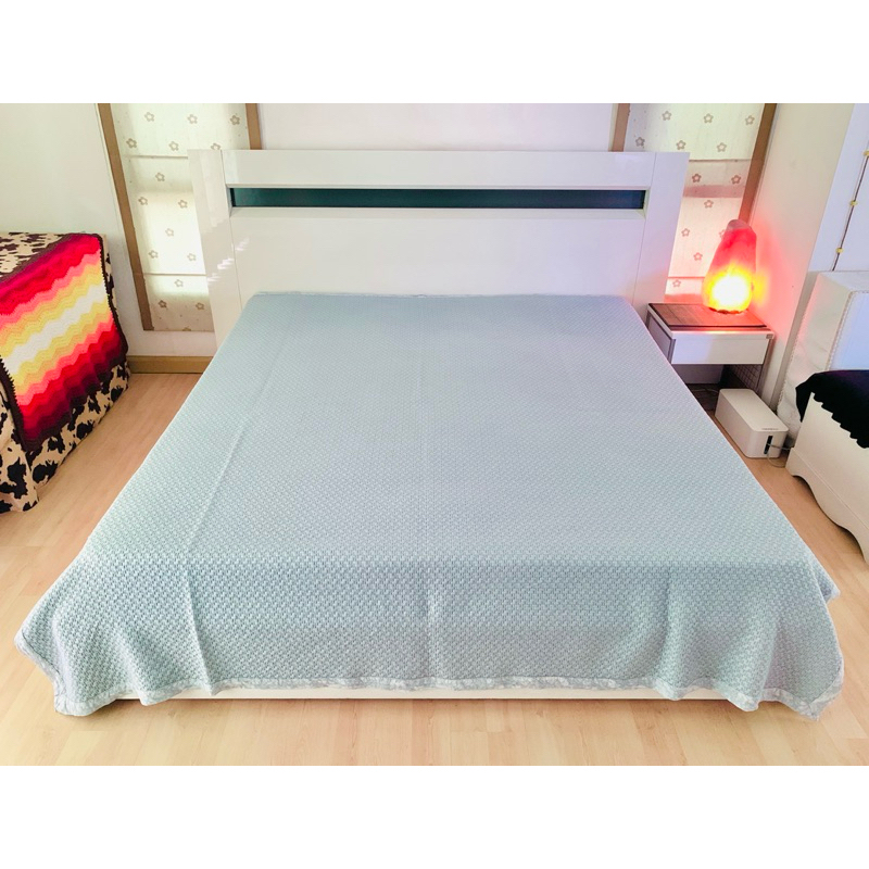 ผ้าห่ม หรือผ้าคลุมเตียง (แบบบาง) (ผืนใหญ่มาก) ขนาด 7.5ฟุต สีฟ้าอมเทาลาย ...