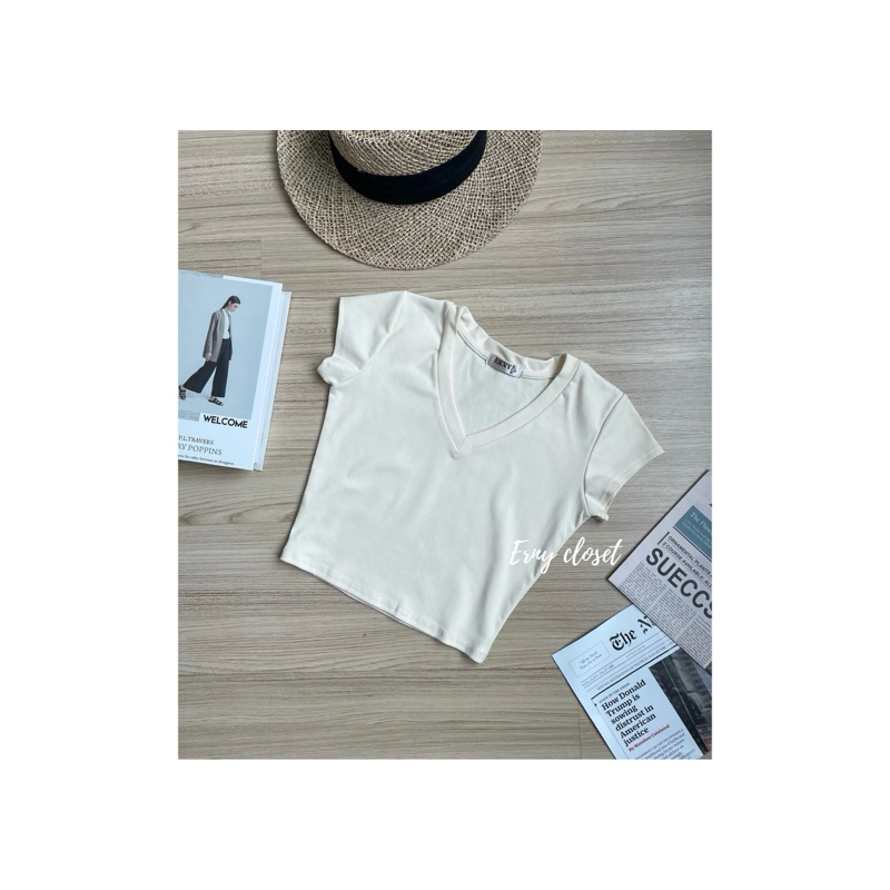 เสื้อครอปคอวีเข้ารูป E111 | Shopee Thailand