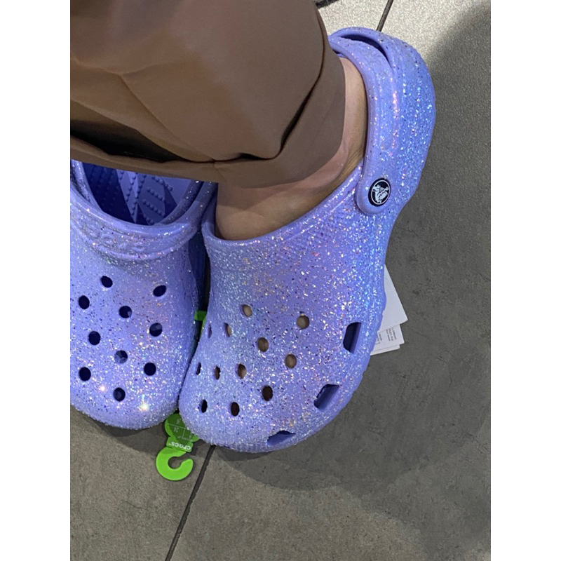 ส่งต่อ CROCS CLASSIC GLITTER CLOG สีม่วง (size:W8:24.5-25 cm) | Shopee Thailand