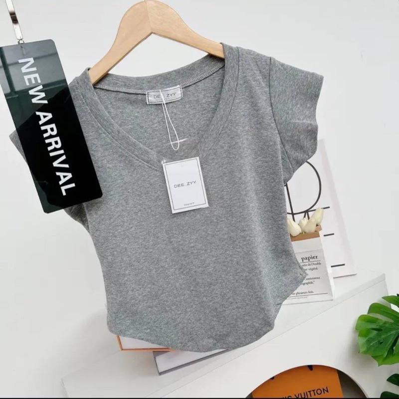 021 พร้อมส่ง*เสื้อยืดผ้ายูนิโคล่คอวีชายโค้งพอดีตัว งานป้าย DEE..ZYY ผ้าสวยใส่สบายแมทช์ง่ายได้ทุ ...