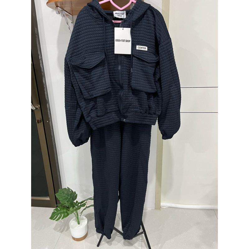 ชุดเซ็ตฮู้ดผ้าวอร์มลายนูน กระเป๋าเสื้อใหญ่ กางเกงขาจั๊ม ป้ายKKUU-TIST ...