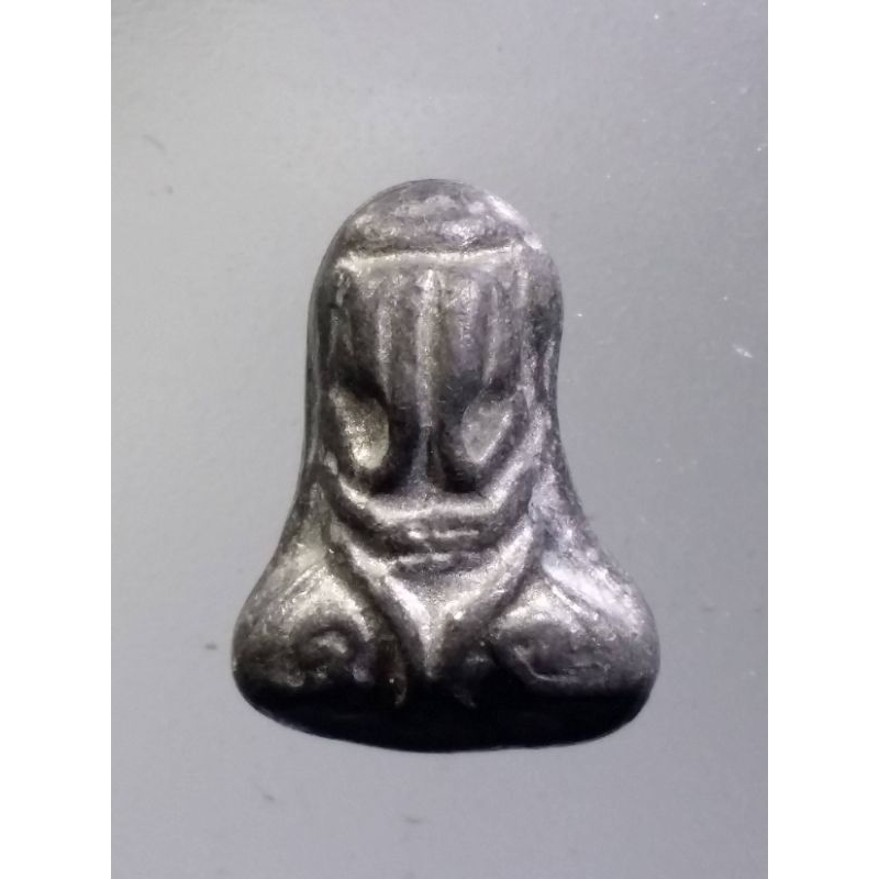 Antig Super 1234 พระปิดตา เนื้อชิน ตะกั่ว วัดโคนอน ตอกโค๊ตพระมีขนาดกว้าง 1.31 cm ความสูง 1.72 cm ...