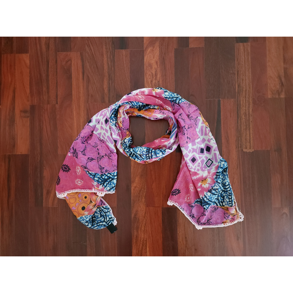 ผ้าพันคอ ยี่ห้อ Maninina ลายสดใส แต่งกุ๊นรอบ ขนาด 153 x 48 ซม. สภาพดี ...