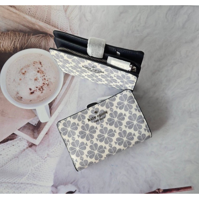 พร้อมส่ง [สด-ผ่อน] Kate Spade Signature Spade Flower Medium Compact ...