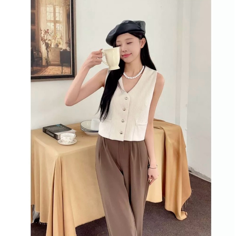 ส่งต่อเบลเซอร์แขนกุดสีขาวครีม จากร้าน cicishop size L | Shopee Thailand