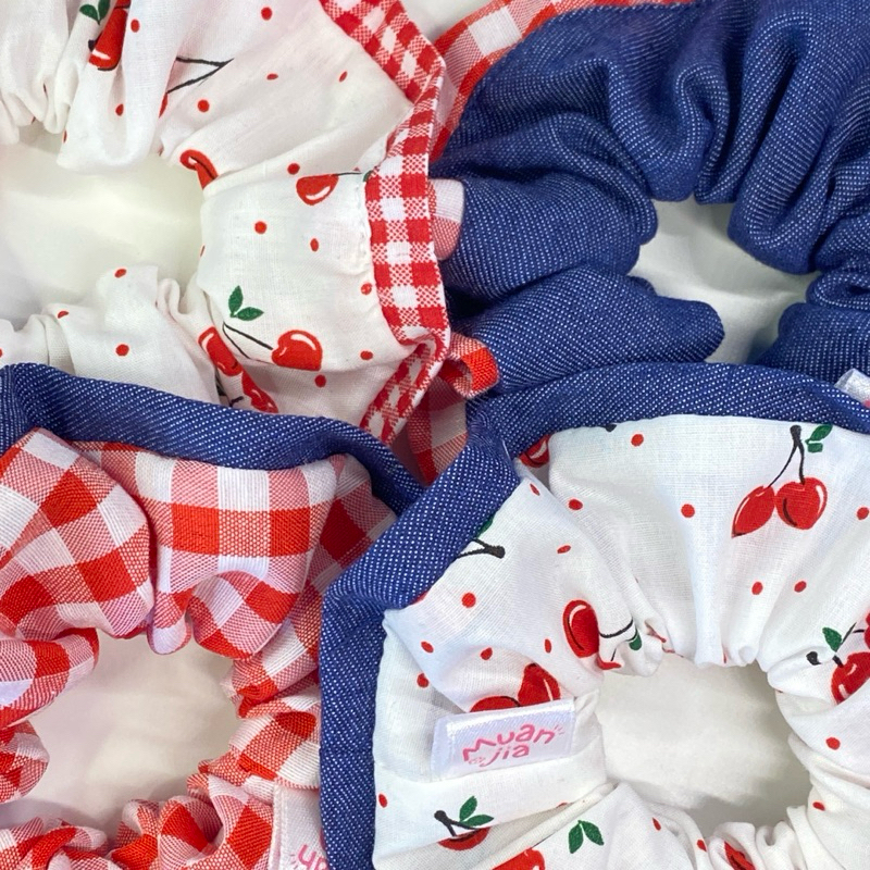 cherry bomb scrunchies | ยางมัดผม ยางรัดผม ลายเชอร์รี่ ยีนส์ |muanjia.studio | Shopee Thailand