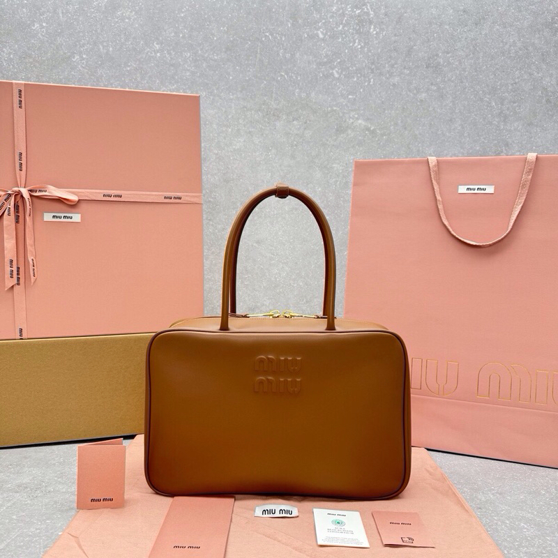 [ทักแชทก่อนสั่งซื้อ] Miumiu สุดฮอต !! size 35 ใบใหญ่ ทรงเก๋ อุปกรณ์ครบ ...