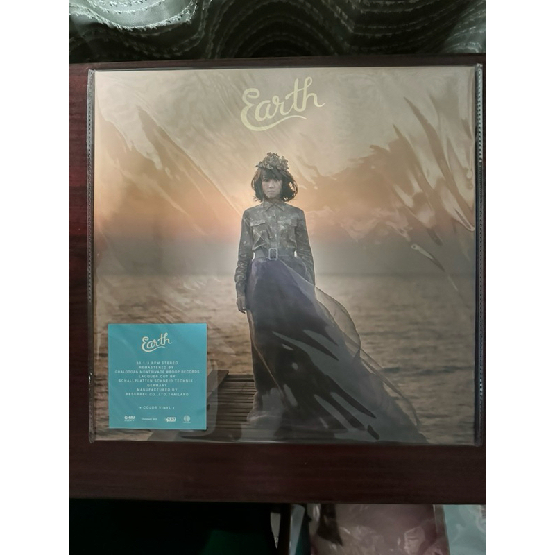 ขายแผ่นเสียงเอิ้ต ภัทรวี Earth vinyl ของใหม่ซีล พร้อมส่ง | Shopee Thailand