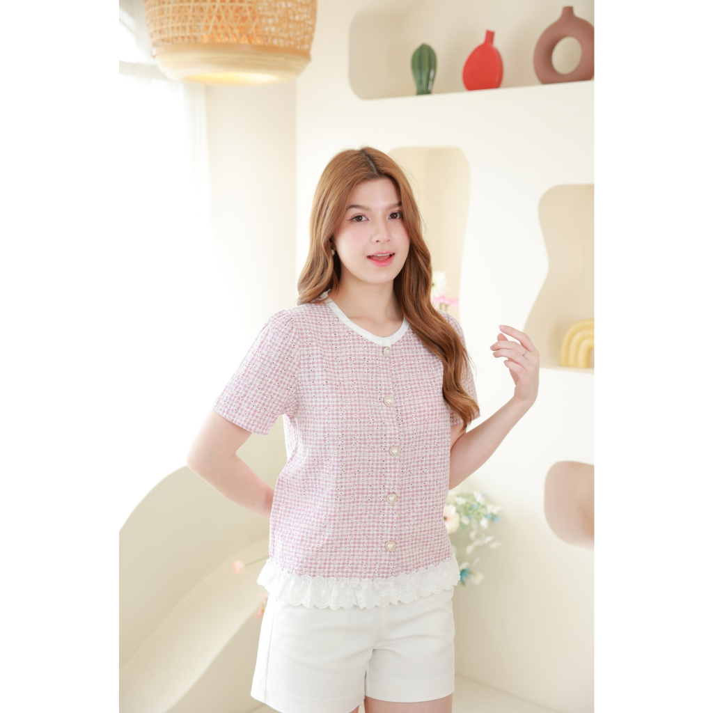GluCoat เสื้อลายสก็อตสีชมพู ผ้าฉลุลายดอกไม้ กระดุมมุกหัวใจ K165 | Shopee Thailand