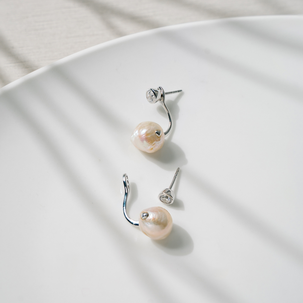 Ar-Kang Collection (AKE2392) ต่างหูเงินแท้ ประดับ White Pearl, White CZ ชุบทองคำขาว และชุบทอง ...