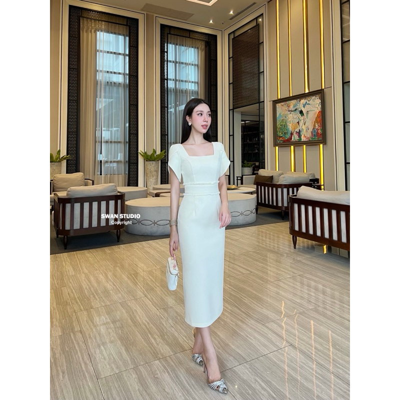 swan Middle Dress เดรสสีครีม แต่งเอวด้วยขนๆ ทรงเข้ารูป ด้านหลังผ่า ...