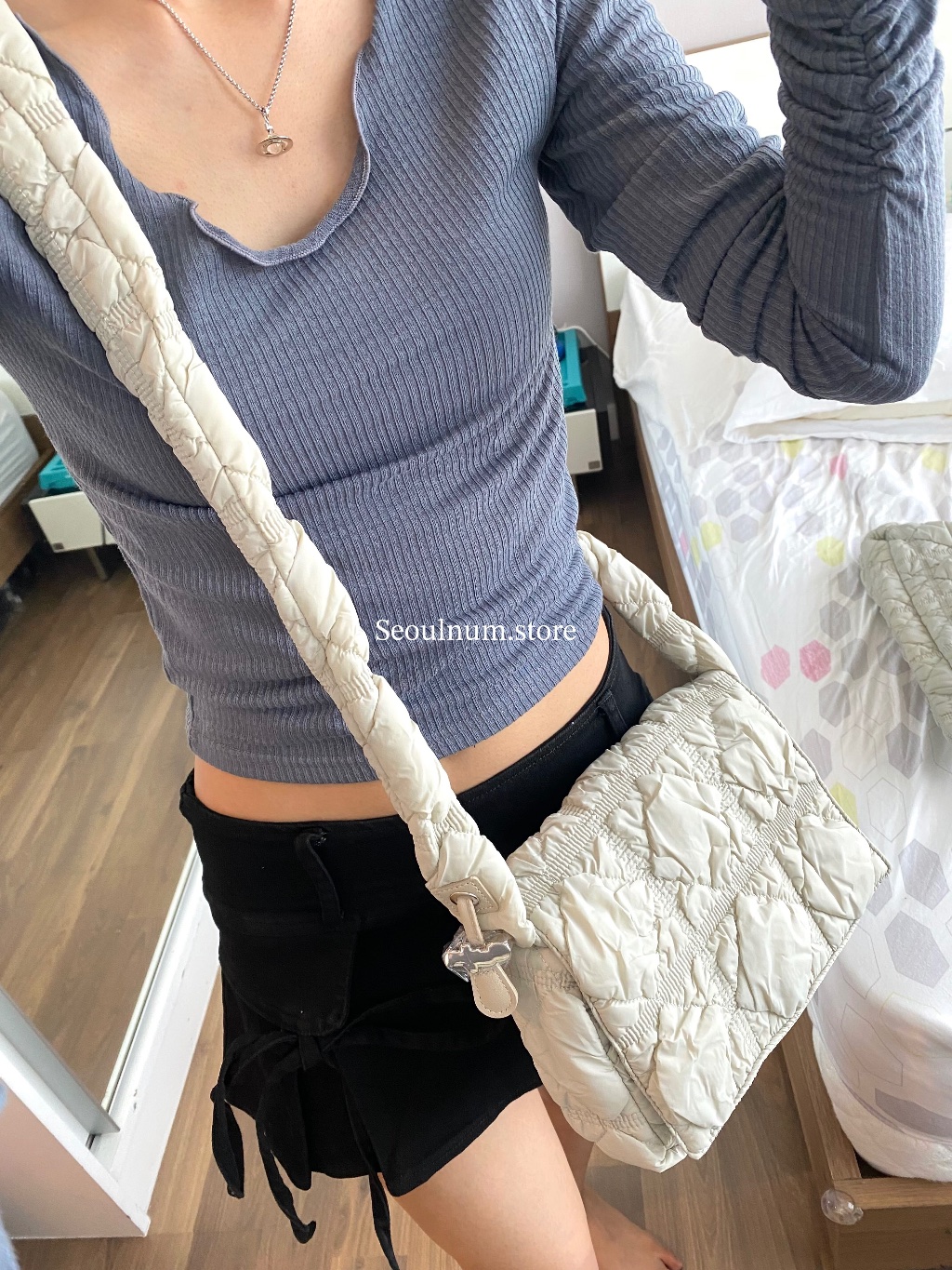 CARLYN Luke [พร้อมส่ง/พรี] กระเป๋านุ่มนิ่ม ปรับสายได้ (ของแท้) | Shopee ...