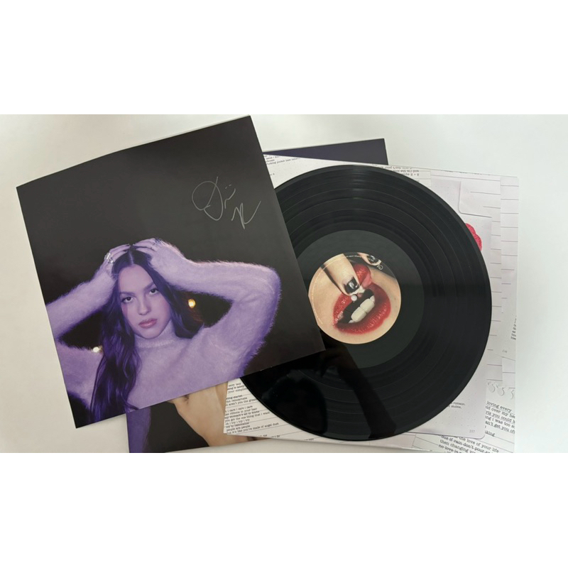 [พร้อมส่ง] Olivia Rodrigo - GUTS SIGNED VINYL (มีลายเซ็น) | Shopee Thailand