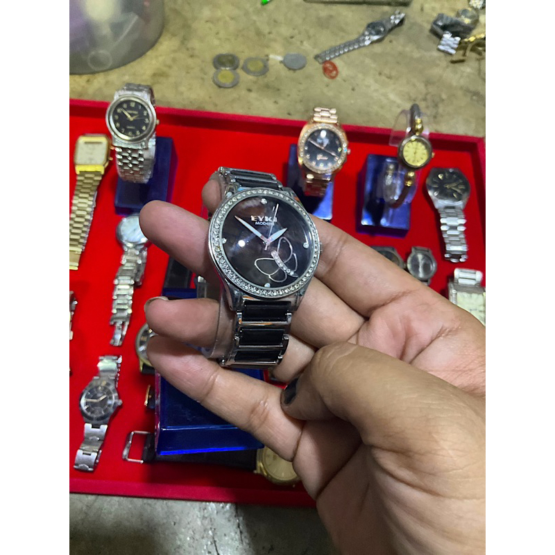 นาฬิกาข้อมือผู้หญิง EYKI modern สีดำมือ1 | Shopee Thailand